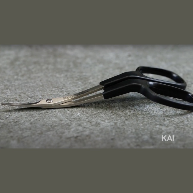 Kai Double curved Embroidery Scissors 5in | The Quilt Shop